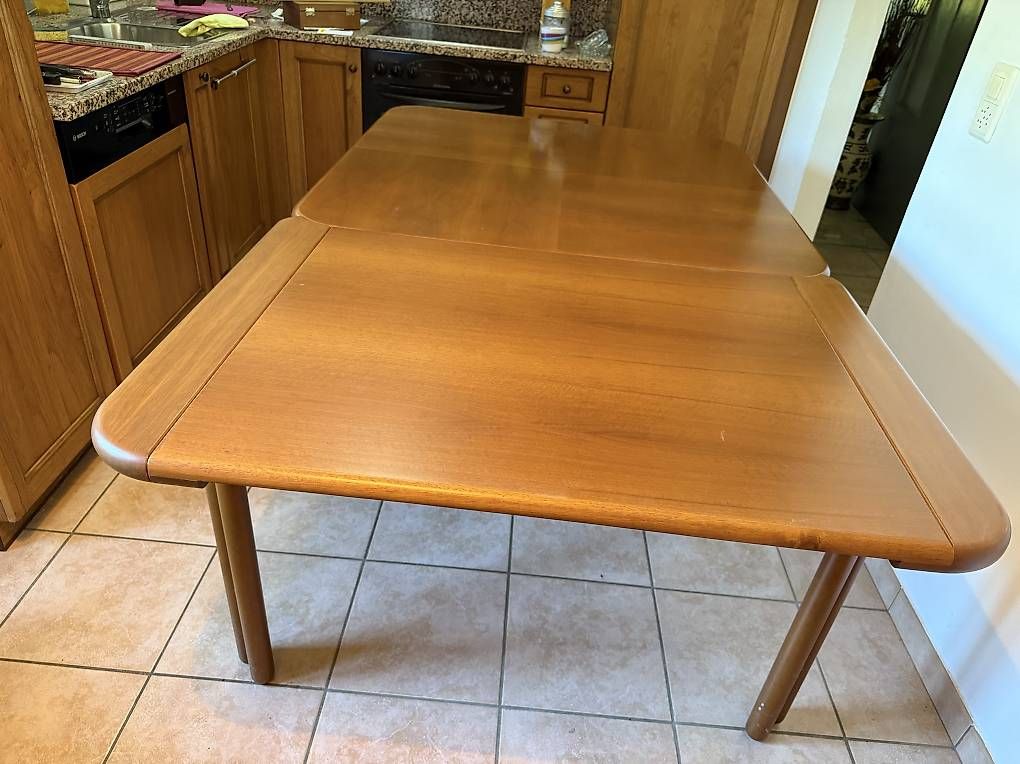 Tavolo in legno noce più sei sedie comprese (Gebraucht) in Pedrinate ...