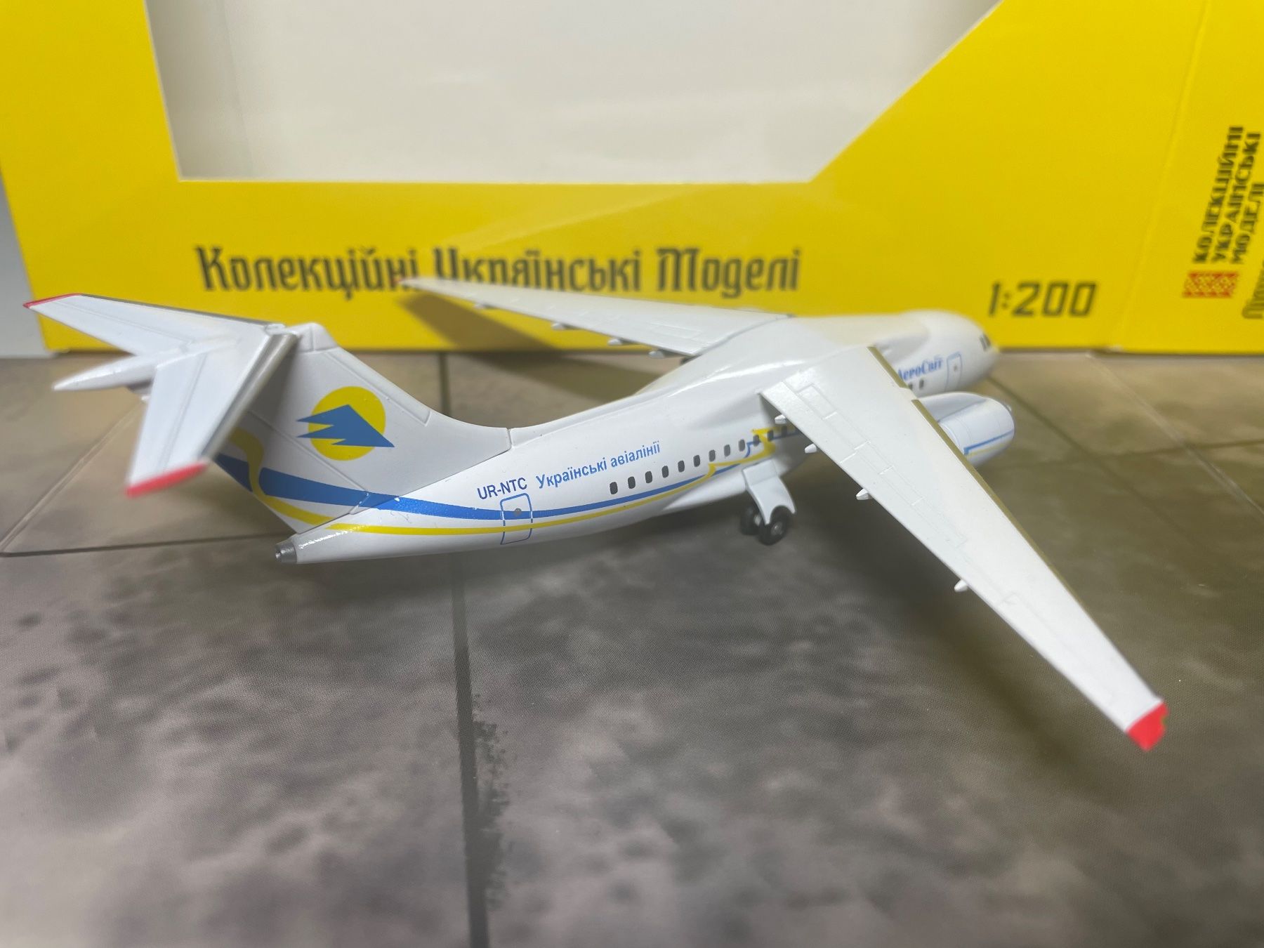 Antonov An-148 Aero Svit Ukraine UR-NTC 1/200 (Neu und originalverpackt ...