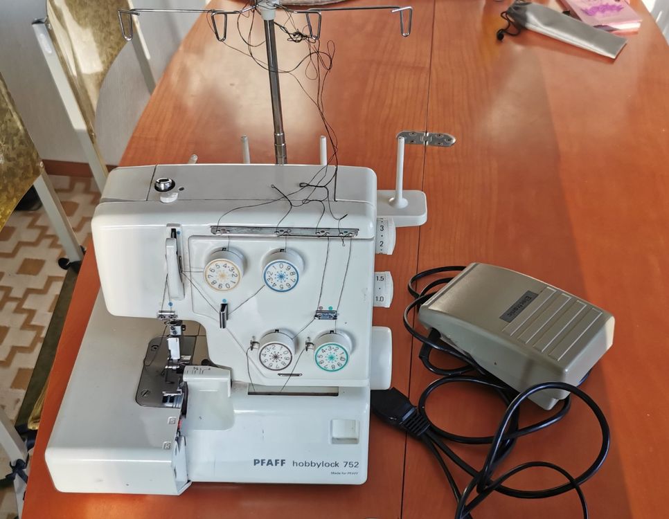 Gut funktionierende 4 Faden Overlock Pfaff hobbylock 752, (Gebraucht ...