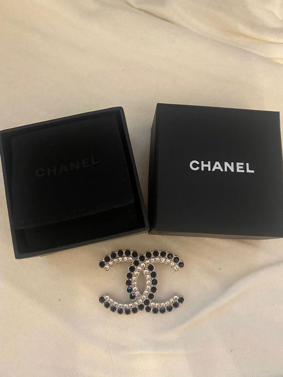 Chanel Silver-Tone Metal & Black Crystal CC Brooch | Kaufen auf Ricardo