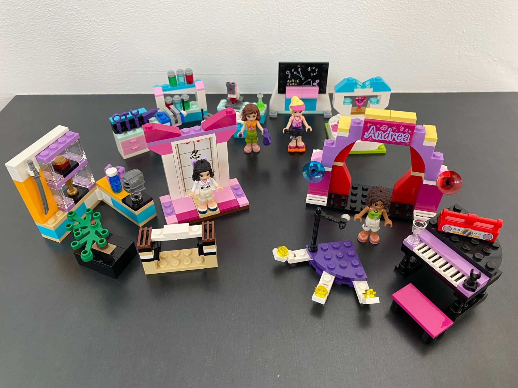 5 LEGO Friends: Bühne, Labor, Karatestudio, Brunnen, Atelier (Gebraucht ...