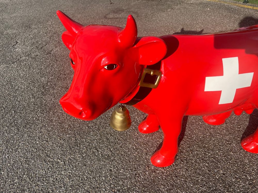 Vache en résine "Drapeau Suisse" avec cloche dorée | Kaufen auf Ricardo