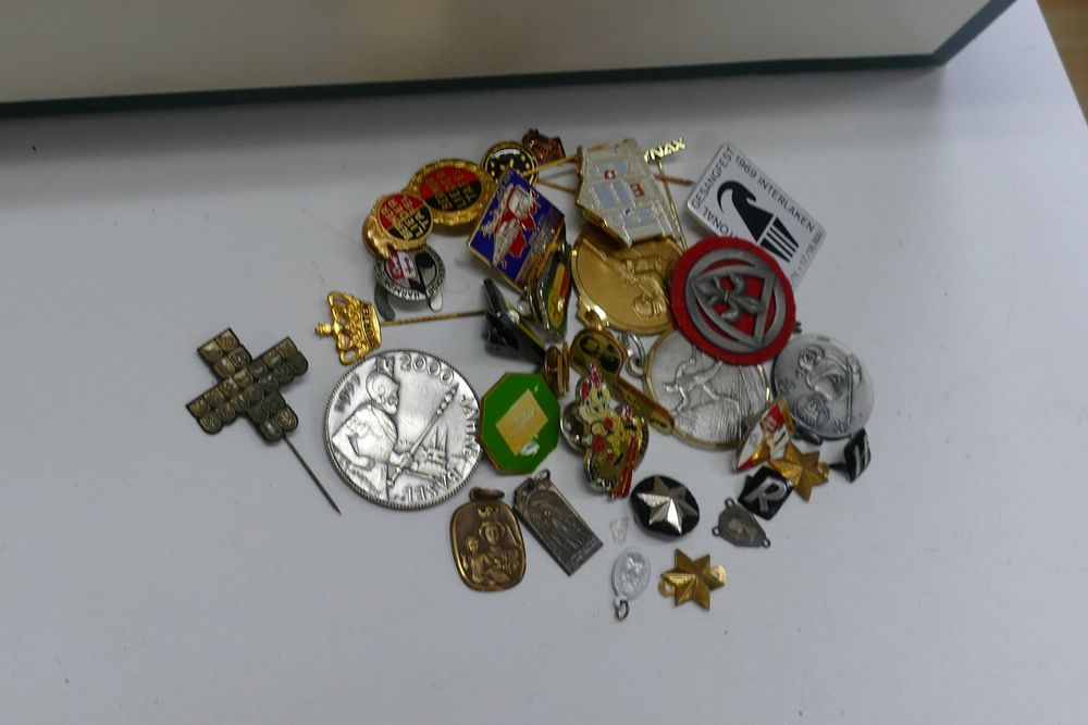 Pins und Abzeichen (Gebraucht) in Bern für CHF 15 – nur Abholung auf ...