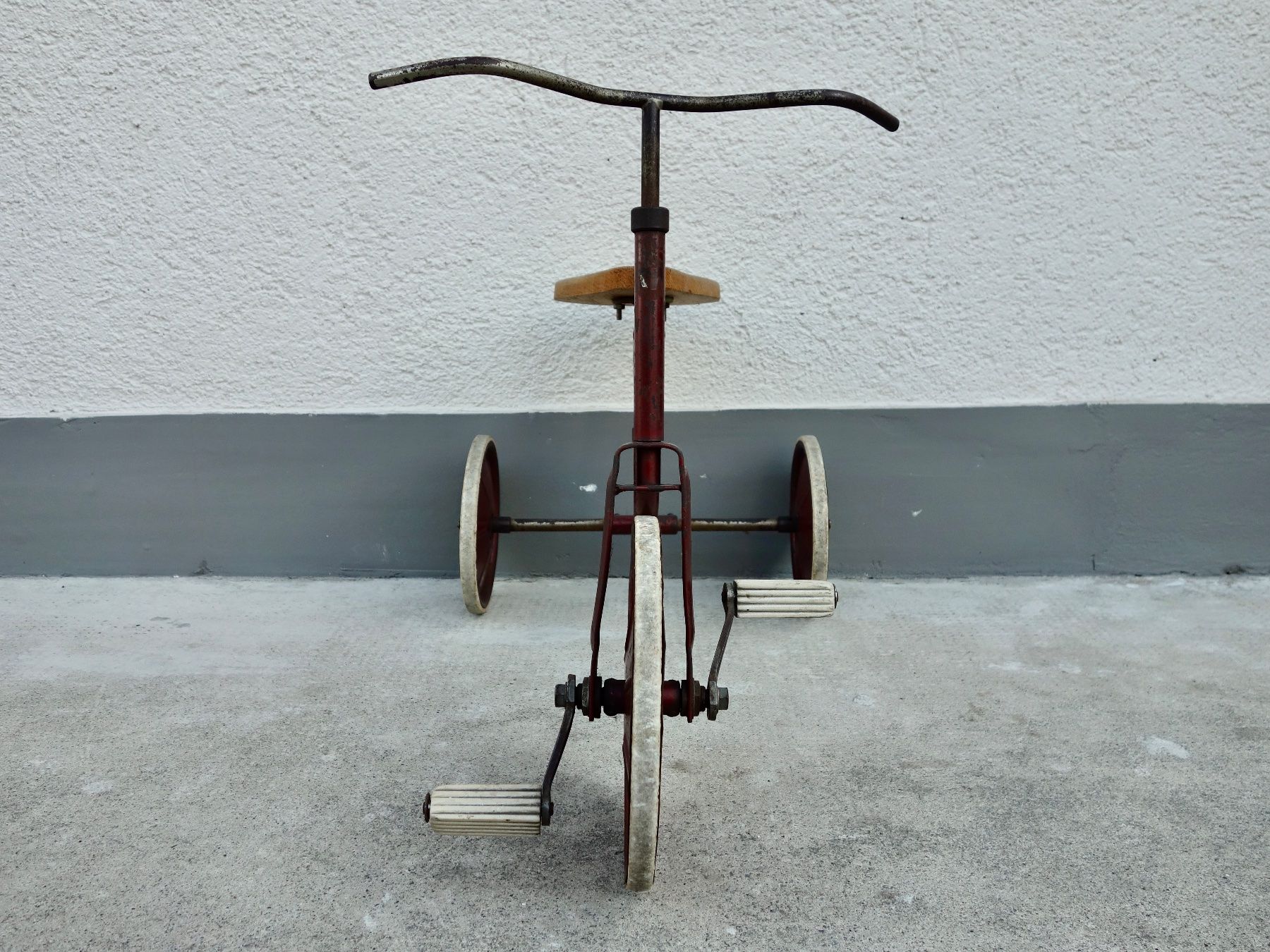 altes weinrotes Dreirad von KEMP Swiss Made (Gebraucht) in Kerzers für ...