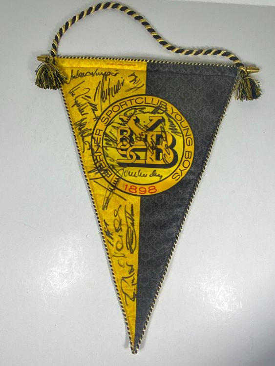 YB Young Boys grosser Wimpel 48cm um 1988 signiert Autogramm (Gebraucht) in Bern für CHF 98 ...