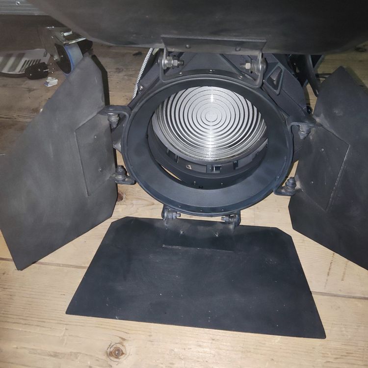 Selecon 1200W Fresnel 1200 High Performance (Gebraucht) in Chur für CHF ...