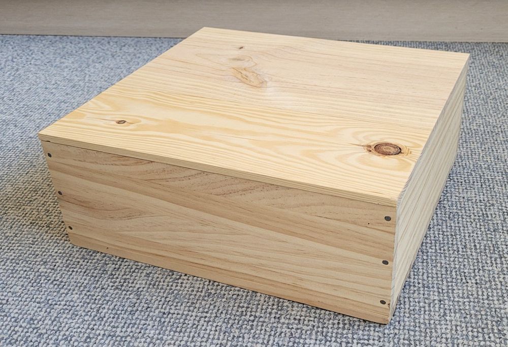 Fast quadratische Holzkiste mit Deckel (Gebraucht) in Unterengstringen ...