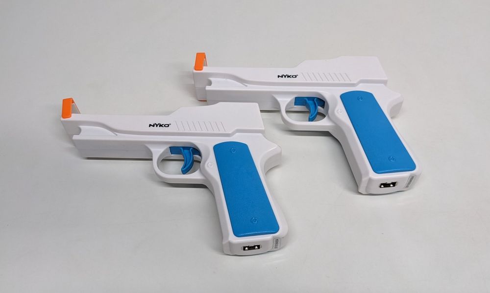 2 Nintendo Wii Pistolen / Guns (Gebraucht) in Menziken für CHF 25 – mit ...