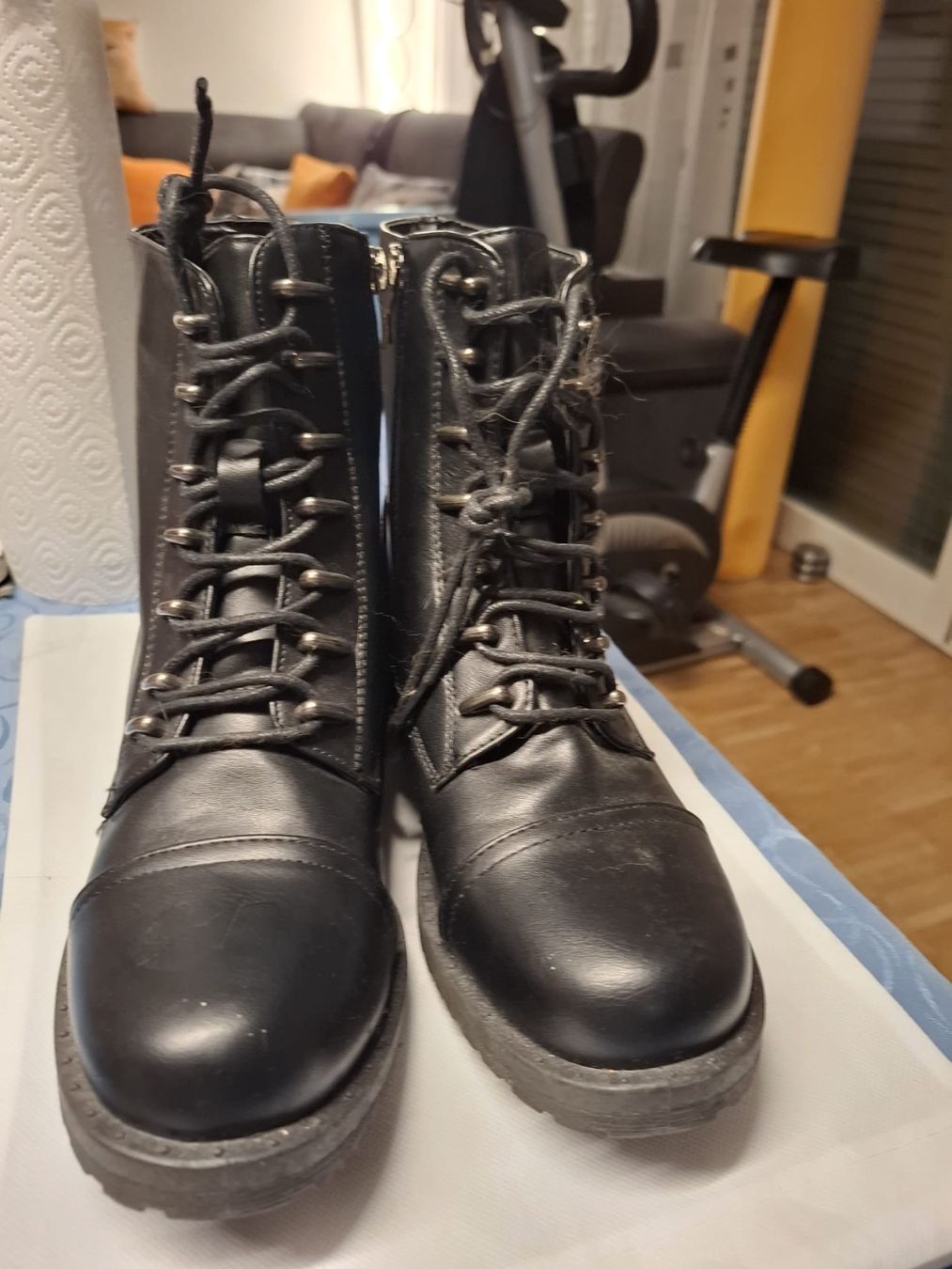 Schwarze Stiefel mit Schnürun darf auch gekauft werden:) (Gebraucht) in ...