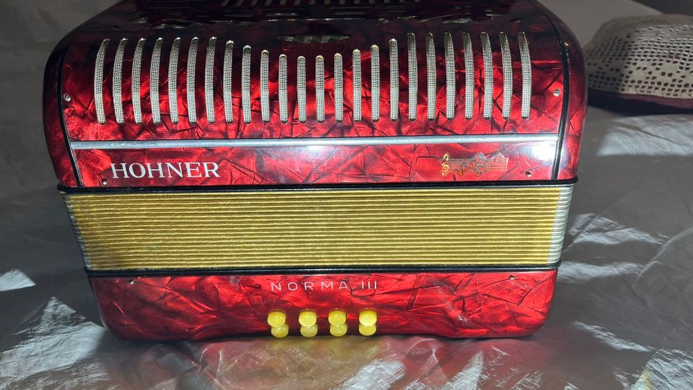 Hohner Akkordeon "Norma" lll" rot | Kaufen auf Ricardo