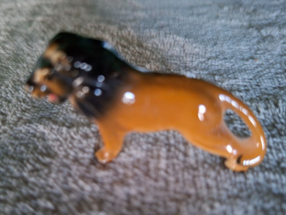 Stolzer Löwe aus Porzellan fürs Puppenhaus (Neu (gemäss Beschreibung ...
