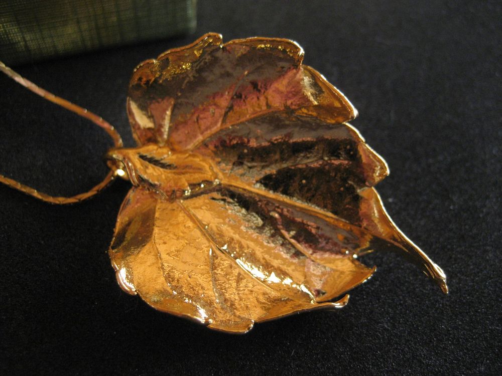 Collier doré avec pendentif feuille de lierre, neuf (Neu und ...