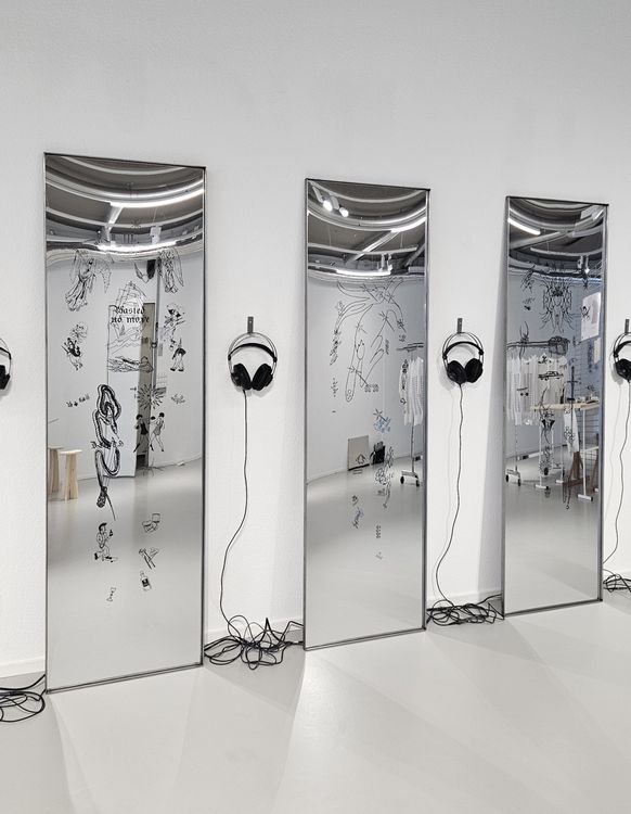 Kunstinstallation Spiegel 50 x 170 Stahlrahmen Plexiglas (Gebraucht) in ...