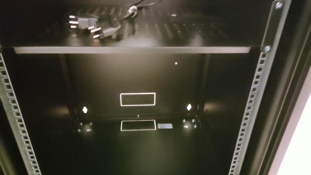 Serverschrank / Rack 15HE Schwarz mit Räder oder Wandmontage | Kaufen ...