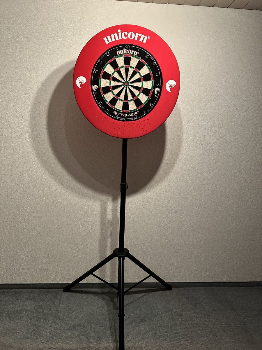 Dartscheibe Unicorn Striker mit Ständer und Surround (Gebraucht) in ...