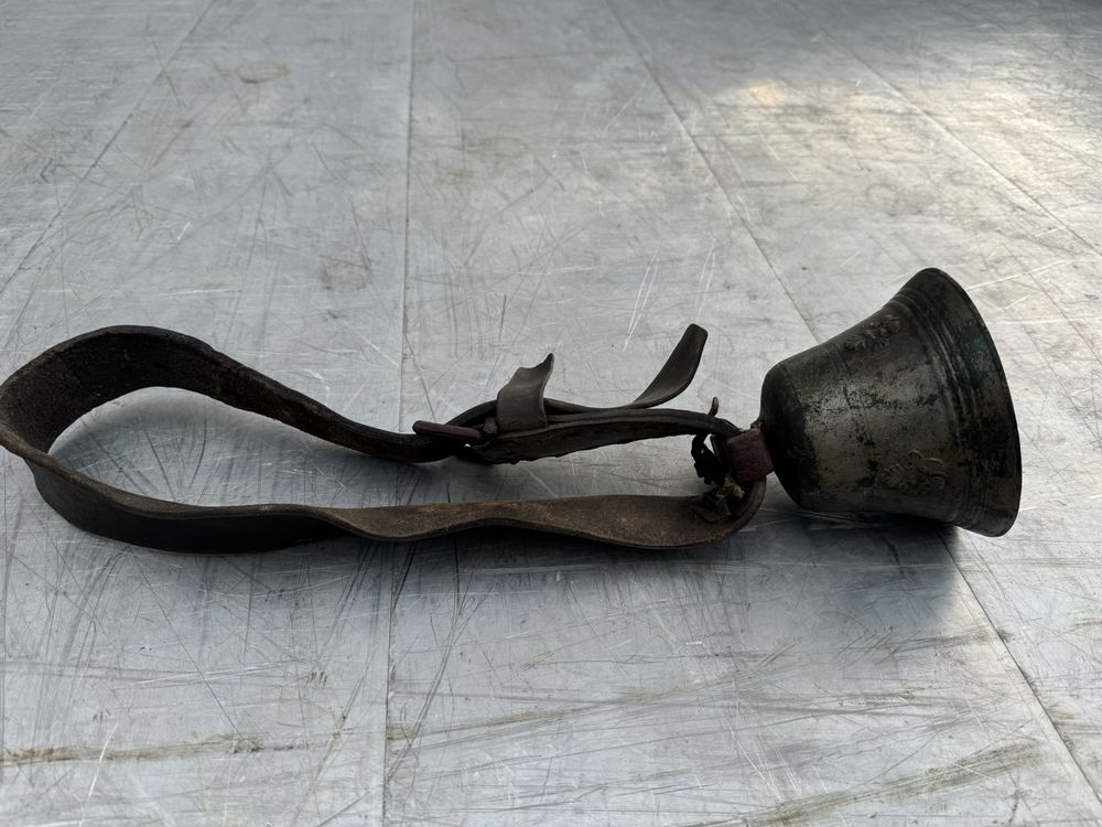Ancienne cloche de vache en bronze avec collier en cuir (Gebraucht) in Buechen für CHF 100 – mit ...