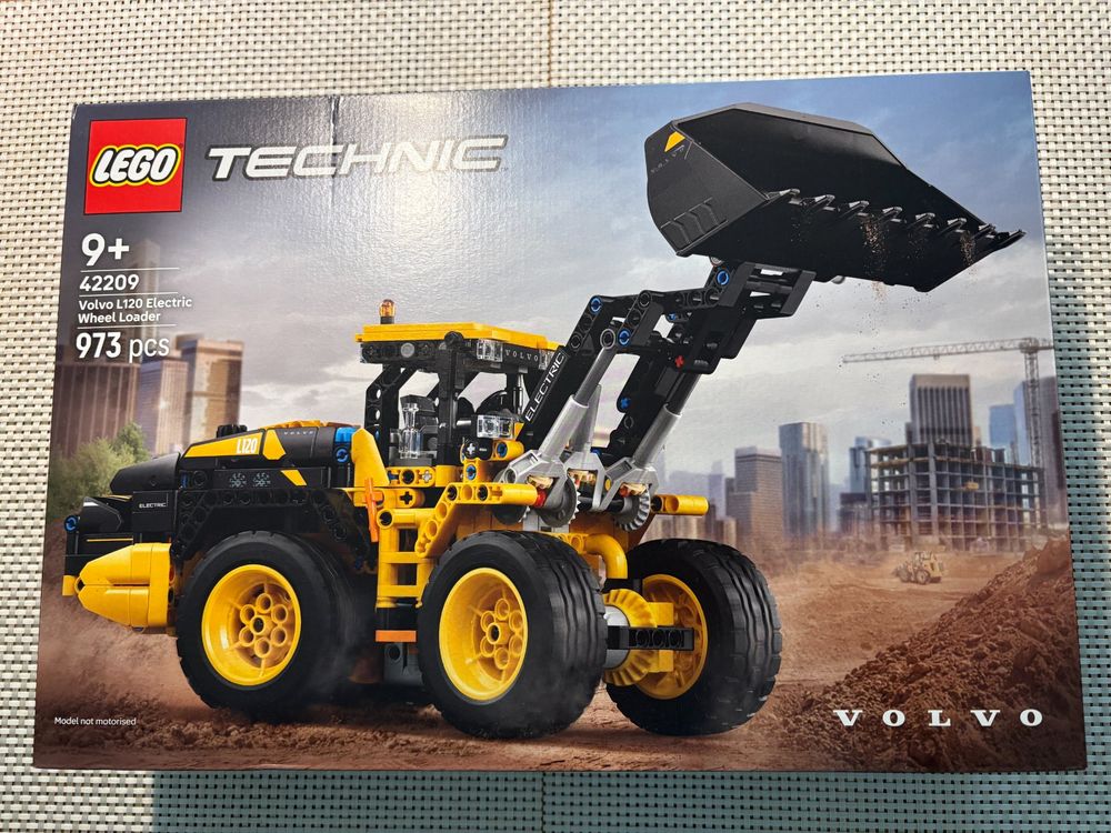 LEGO Technic 42209 Volvo L120 Electric Radlader NEU (Gebraucht) in ...