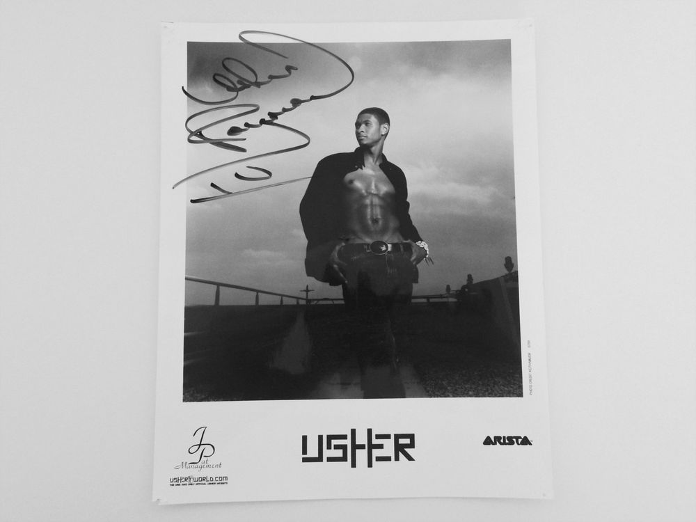 Usher, Original Autogramm auf schwarz/weiss Foto, 2002 | Kaufen auf Ricardo