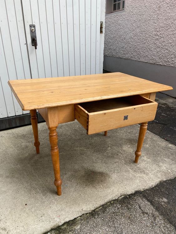 Schöner alter Holz Tisch antik (Gebraucht) in Rafz für CHF 42 – nur ...