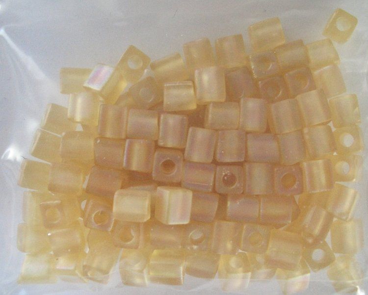 Glaswürfeli Topas matt irisierend 4 mm (Neu und originalverpackt) in Gunzwil für CHF 2 – mit ...