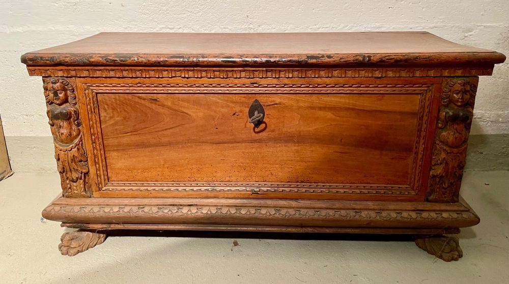 Antike Truhe aus Holz mit Schnitzereien | Kaufen auf Ricardo