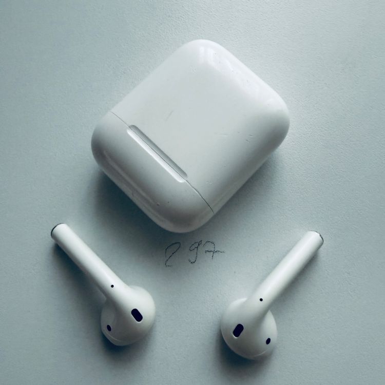Original Apple AirPods 2 Gen. Wireless Kopfhörer & Case (Gebraucht) in ...