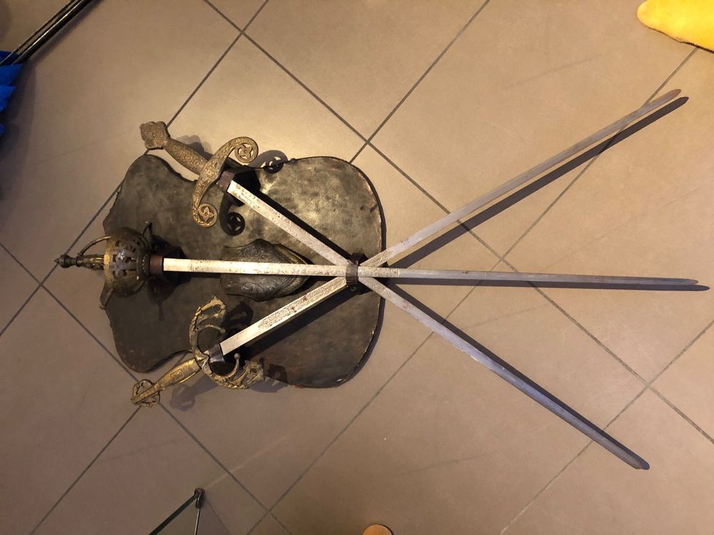 Panoplie décorative 3 épées (D'occasion) à Vétroz pour CHF 70 – retrait ...