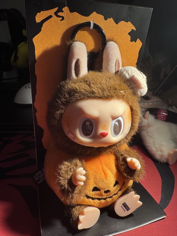 Brand New Halloween Labubu with cardboard stand (Neu (gemäss ...