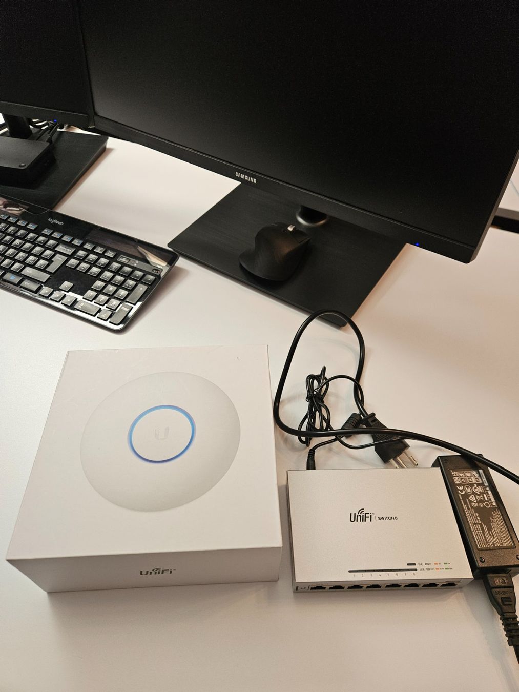 Neuwertiges UniFi Access Point und Switch 8, Top Zustand (Gebraucht) in ...