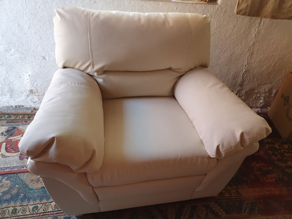 Grosser weisser Ledersessel (Gebraucht) in Villnachern für CHF 38.1 – nur Abholung auf Ricardo ...