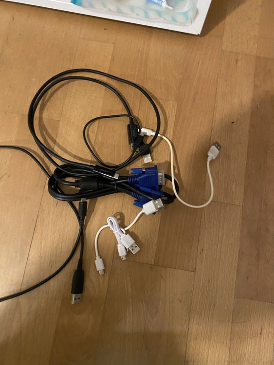 Différents câbles (Gebraucht) in Troinex für CHF 5 – mit Lieferung auf Ricardo kaufen