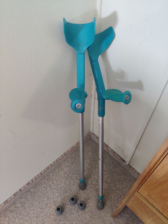2 Gehhilfen Krücken Stützen Unterarmstützen türkis silber (Gebraucht ...