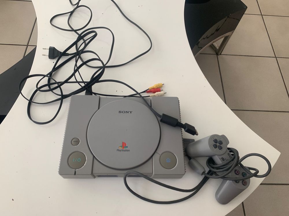 PlayStation console +manette (Gebraucht) in La Chaux-de-Fonds für CHF ...