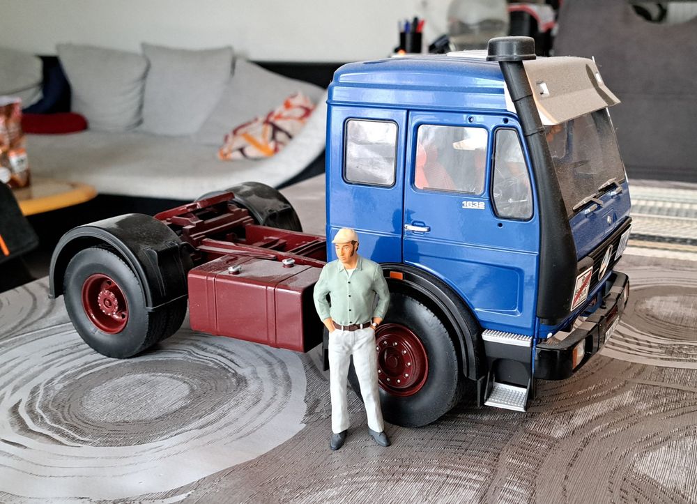 Mercedes aus der Serie " auf Achse " M 1 : 18 (Gebraucht) in Walde AG ...