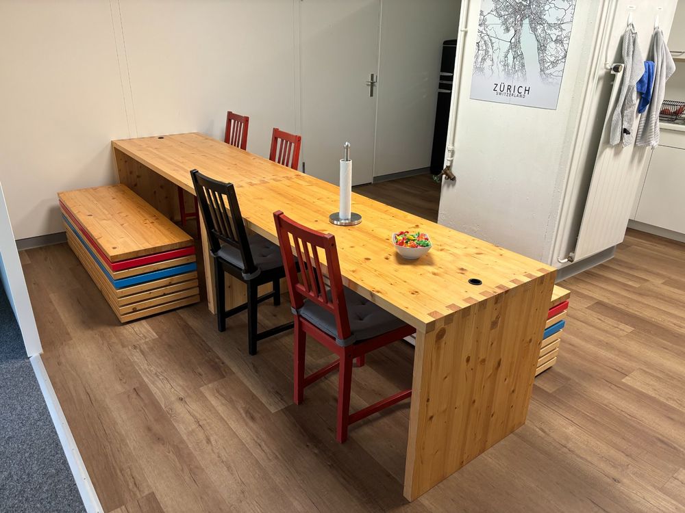 2 Tische mit 2 Bänkli und 4 Stühlen (Gebraucht) in für CHF 1 – nur ...