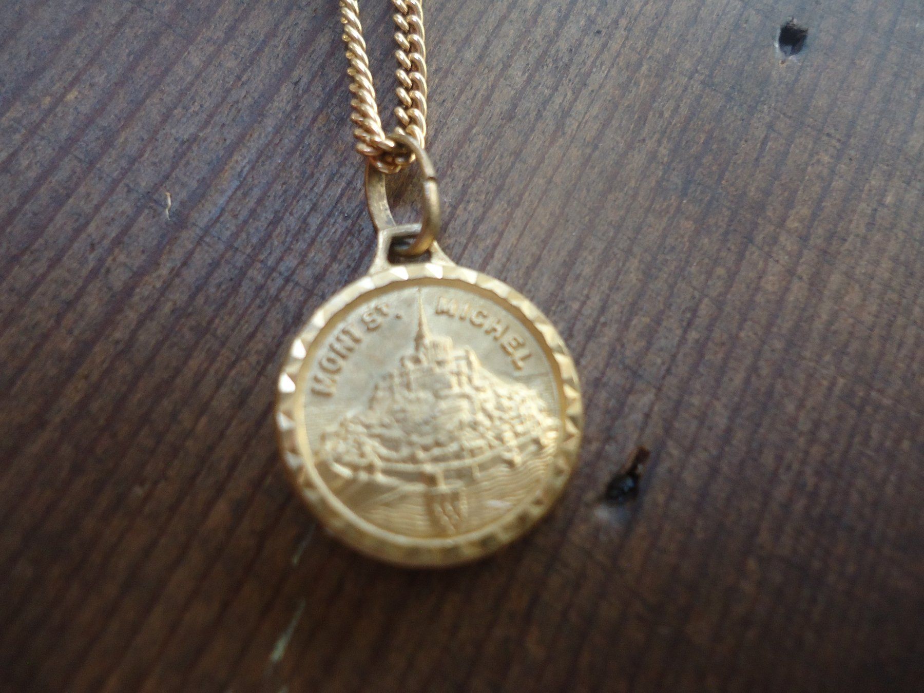 Pendentif du Mont-Saint-Michel en métal doré (D'occasion) à Vessy pour ...