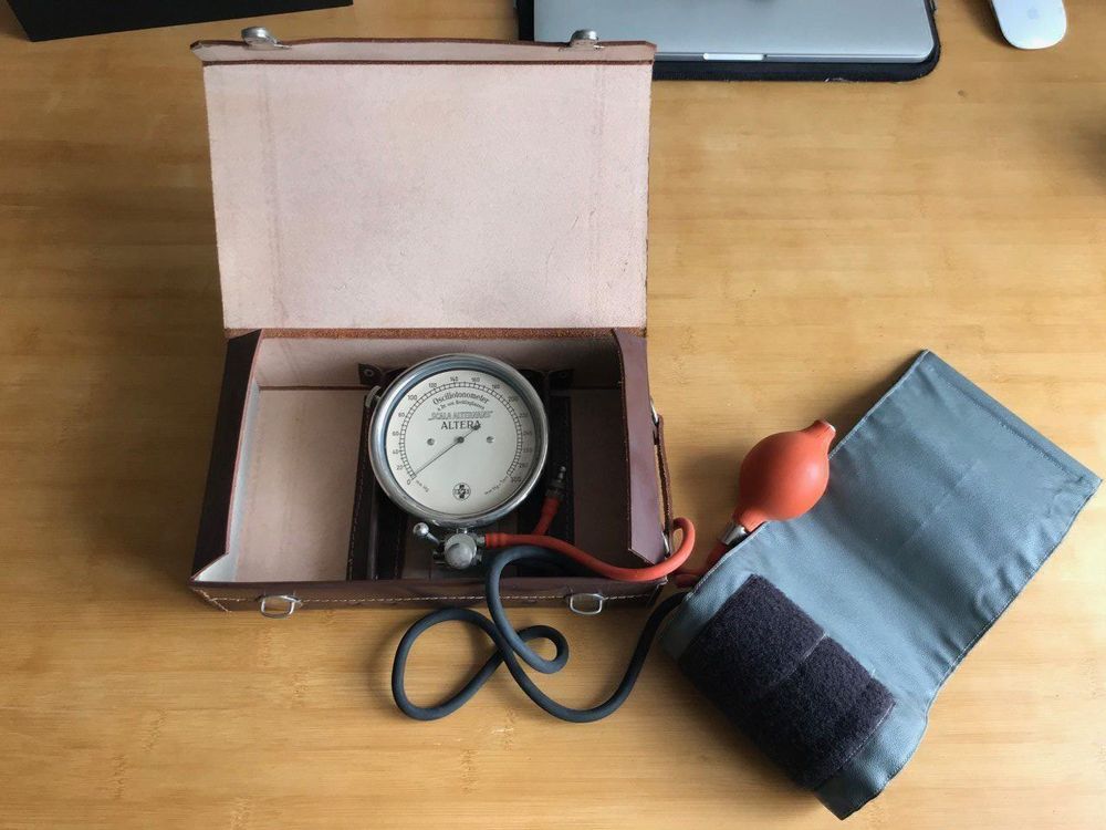 Vintage medical device ( blood pressure) (D'occasion) à Lausanne pour ...