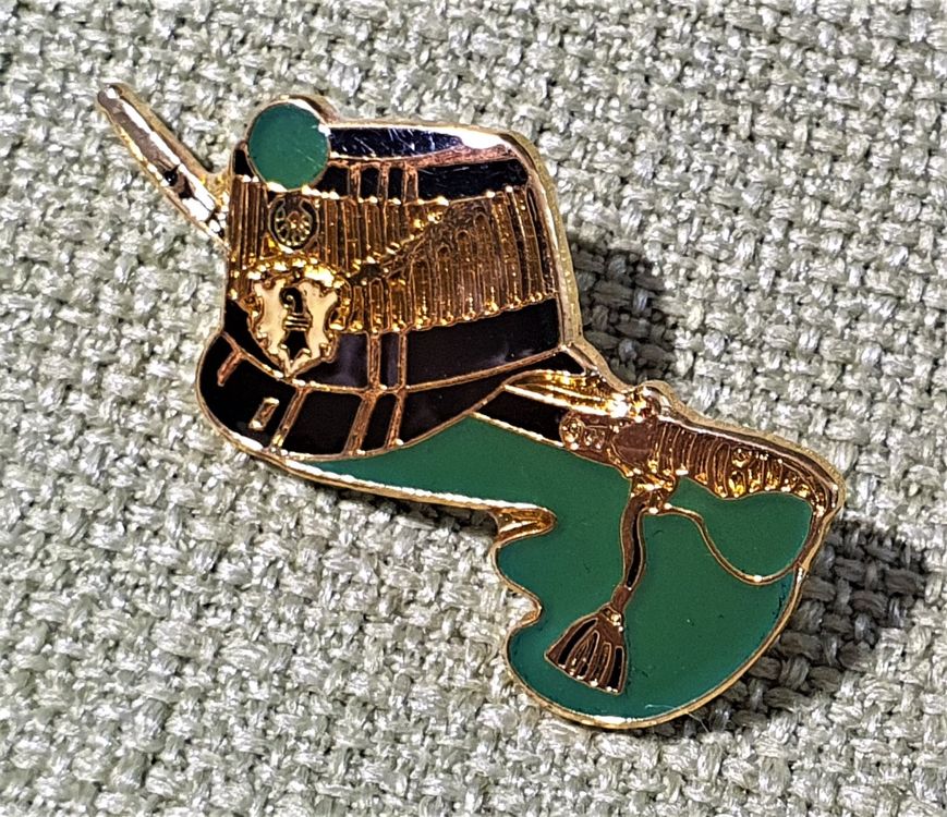 P215 - Pin Alter Säbel & Polizei Hut Basel (Gebraucht) in Reinach BL für CHF 2 – mit Lieferung ...