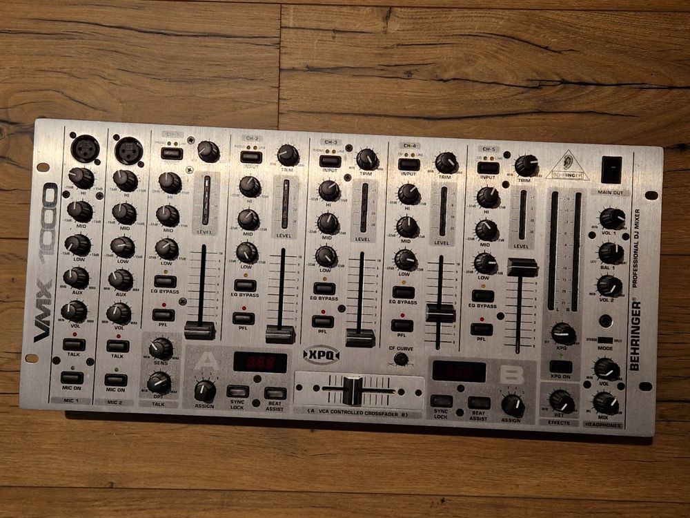 Behringer VMX1000 7-Kanal-Rack-Mount-DJ-Mixer mit BPM-Zähler (Gebraucht ...