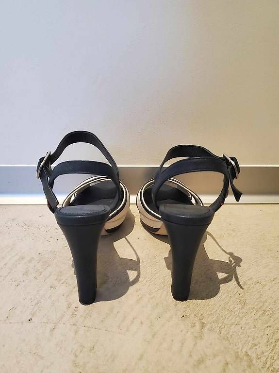 Esquarpins Tommy Hilfiger (D'occasion) à Bernex pour CHF 20 – avec ...