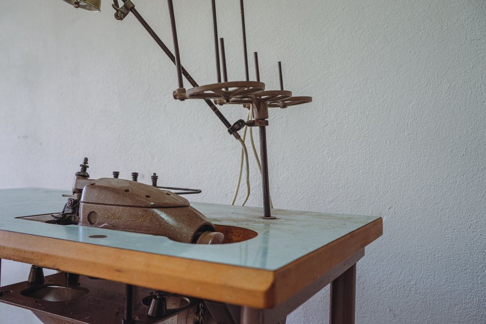 UNION SPECIAL Industrienähmaschine (Overlock) mit Tisch (Gebraucht) in ...