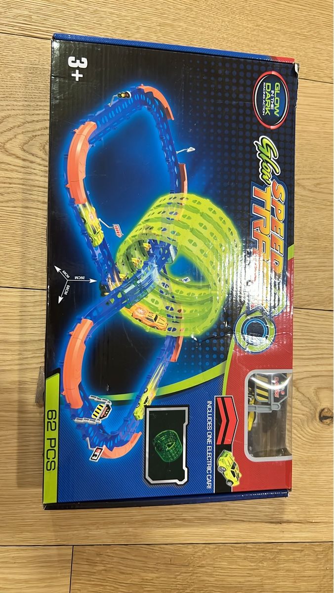 Speed Trax Glow Rennbahn - Neu, inkl. Auto und Zubehör (Gebraucht) in Toffen für CHF 20 – mit ...