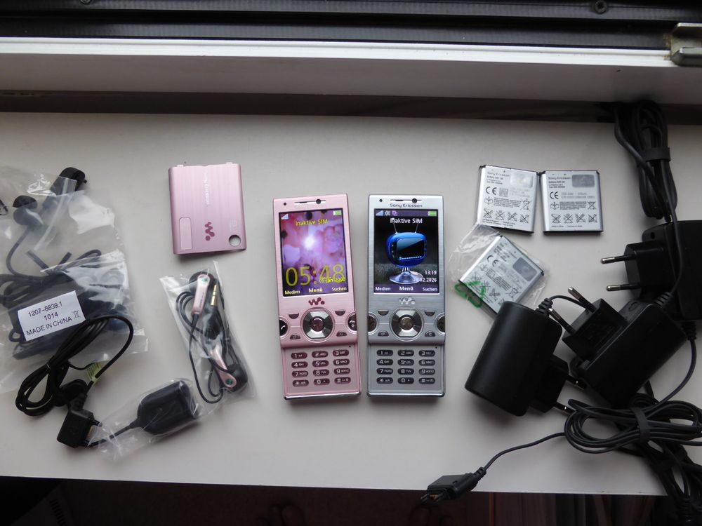 2 SONY ERICSSON HANDY WALKMAN W995 MIT LADEKABEL-KOPFHÖRER (Gebraucht ...