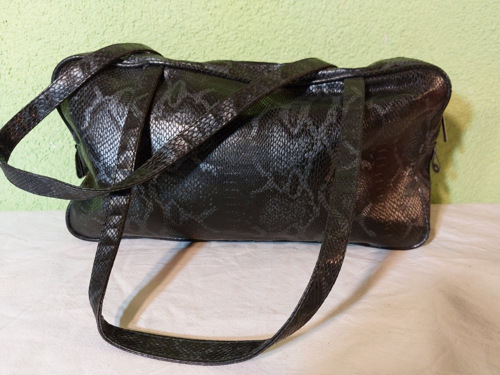 MODISCHE DAMEN-HANDTASCHE in Schlangen-Optik, ITALY DESIGN (Gebraucht) in Uznach für CHF 17.5 ...