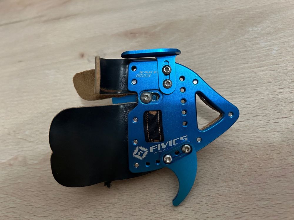 FIVICS SAKER ONE Olympic Recurve Tab Grosse L(Blue) | Kaufen auf Ricardo