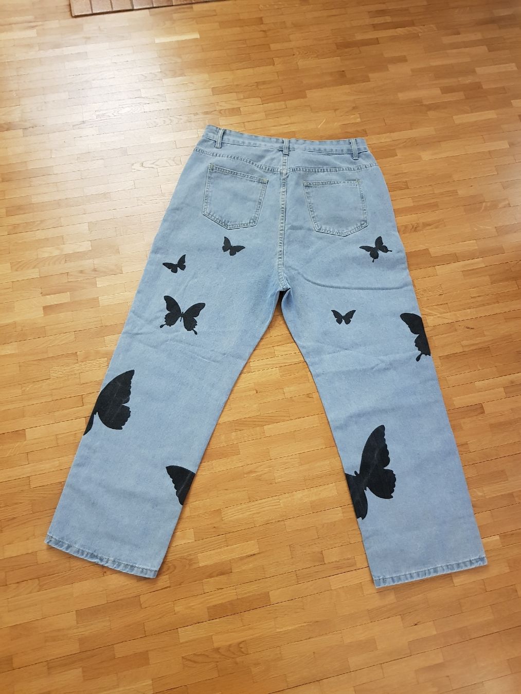 Jean homme tendance avec papillons🦋, taille L (D'occasion) à Veyrier ...