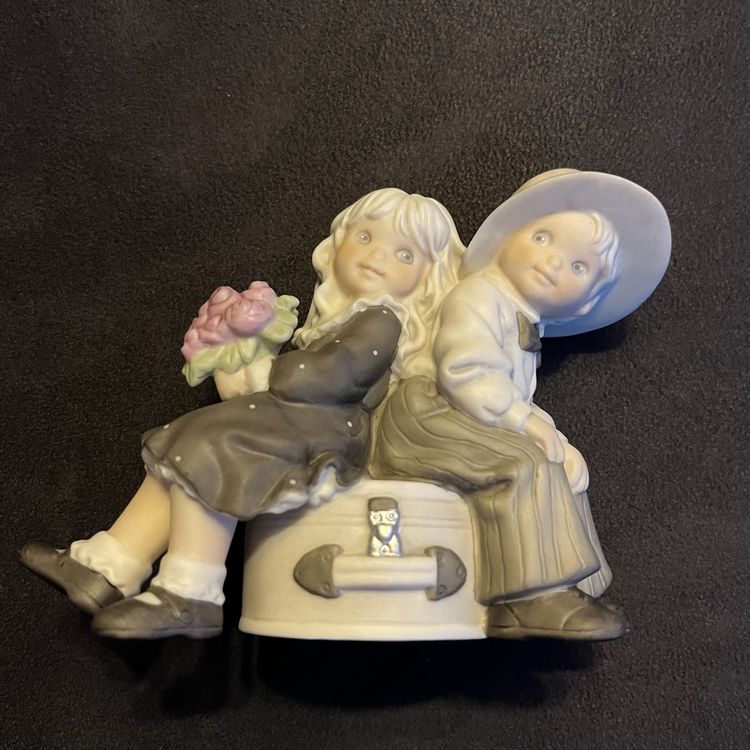 Kim Anderson: Liebespaar auf Koffer Figur (Neu (gemäss Beschreibung ...