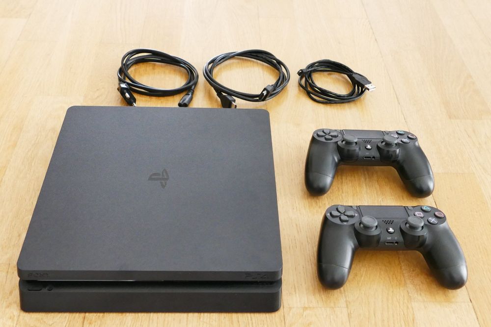 Sony Playstation 4 (PS 4) Slim 1 TB + 2 Controller | Kaufen auf Ricardo
