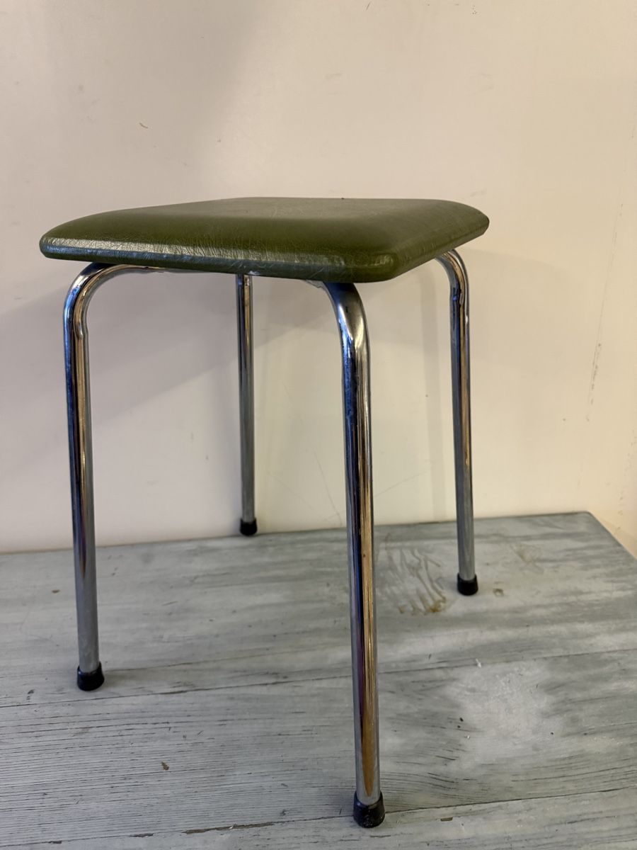 Retro Hocker mit Olivgrünem Bezug und Chrom Beinen! (Gebraucht) in ...