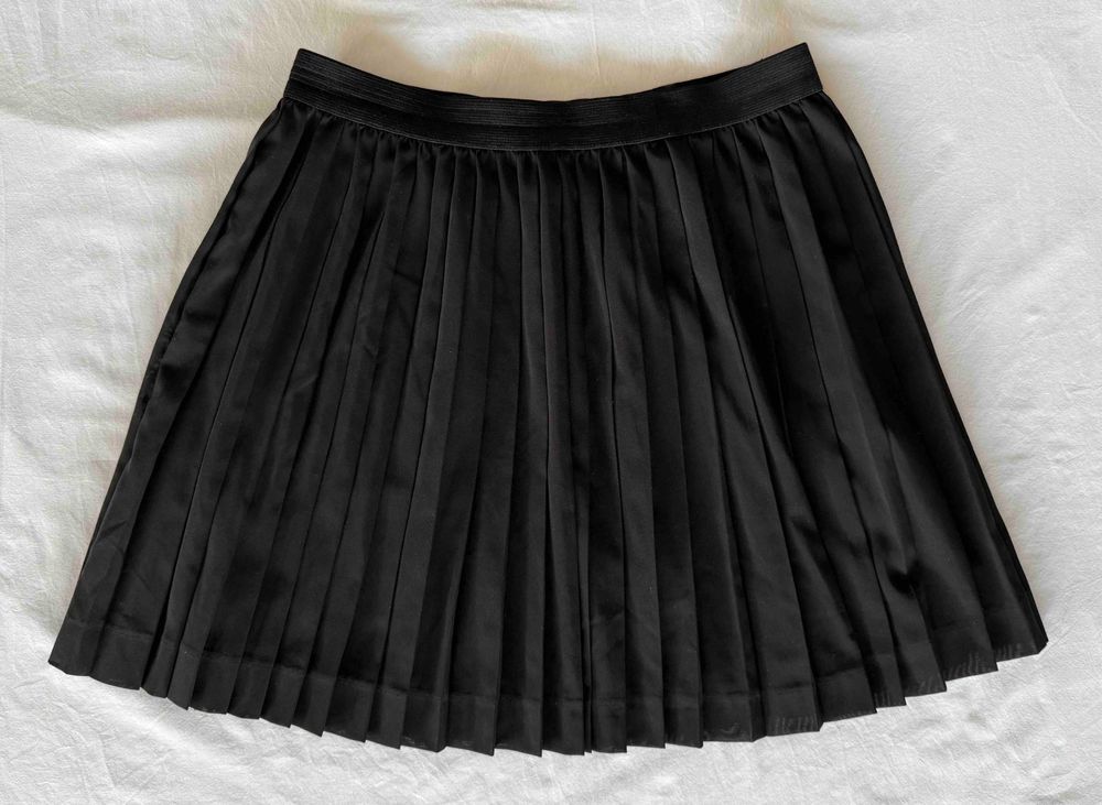 Damen: zwei plissierte Röcke, Top Schwarz, Gr. 38 (Gebraucht) in ...